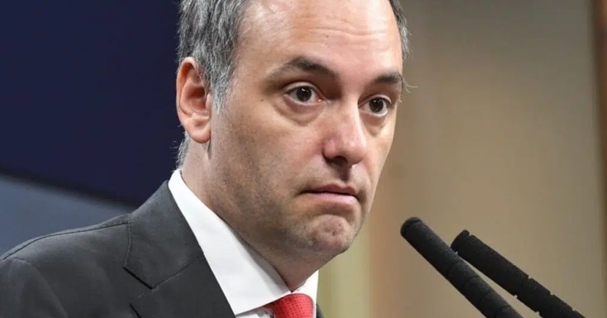 Se derrumba la imagen de Manuel Adorni y ahora está por debajo de ...